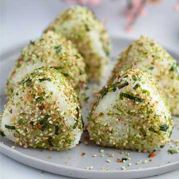 Onigiri (Rice Ball) with Spicy Tuna / Salmon Recipe – The Fork Bite