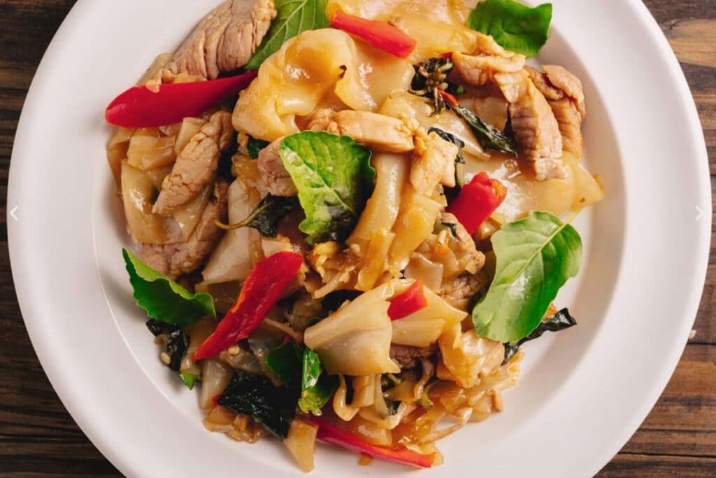 Pad Thai vs Pad See Ew ( Know the Difference) - The Fork Bite