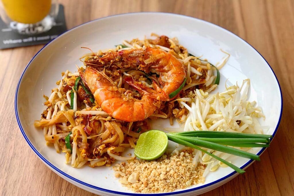 Pad Thai vs Pad See Ew ( Know the Difference) - The Fork Bite